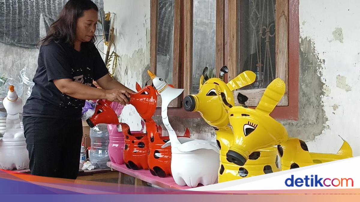 Kreatif! Galon Bekas Disulap Jadi Pot Bunga Karakter di Tulungagung