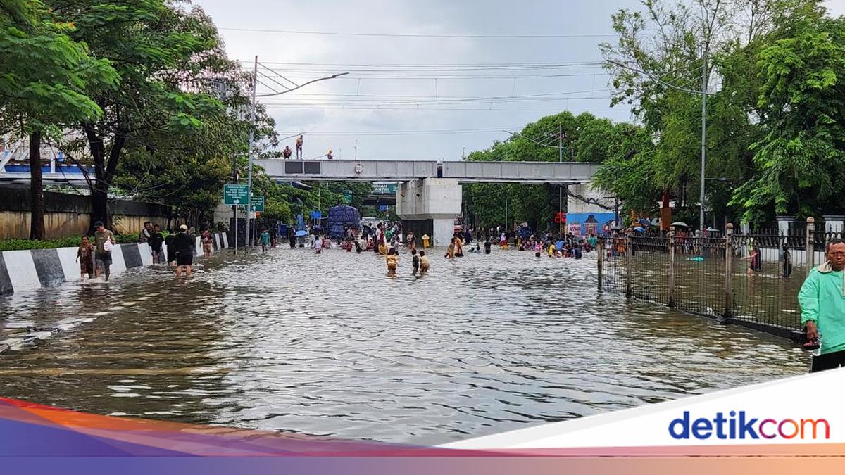 Jalan Gunung Sahari Jakpus Banjir, Kendaraan Tak Bisa Melintas