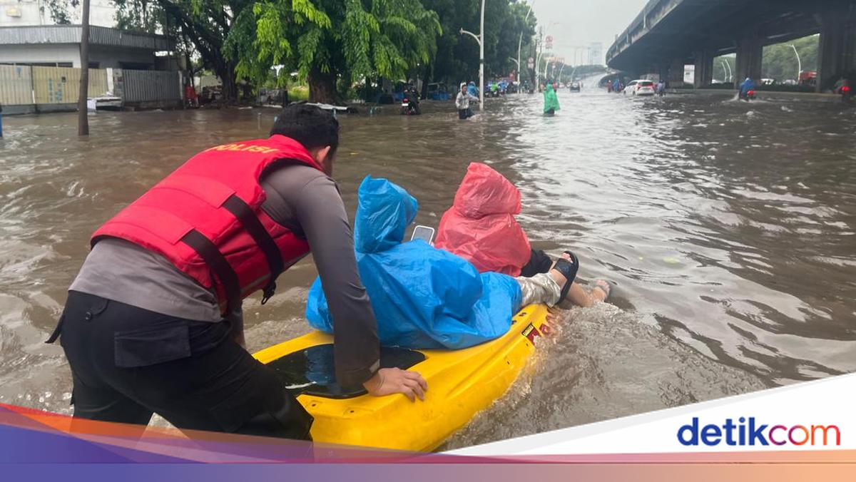 Jalan di Pulogadung Jaktim Terendam Banjir, Polisi Bantu Warga Pakai Perahu