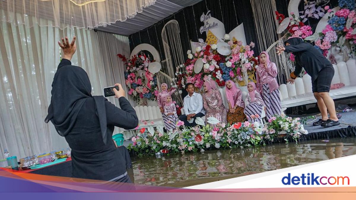 Potret Resepsi Pernikahan di Tengah Banjir Pekalongan