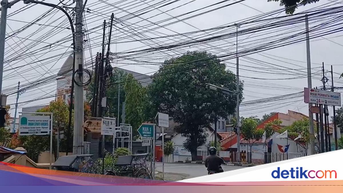 Kabel Semrawut di Jalanan Brebes, Warga Pasang Kresek agar Tidak Tersangkut