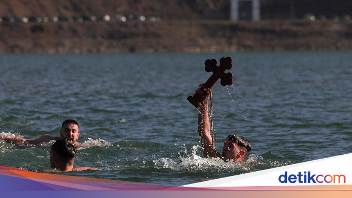 Lomba Renang Epifani Jadi Simbol Iman Ortodoks Serbia Kosovo