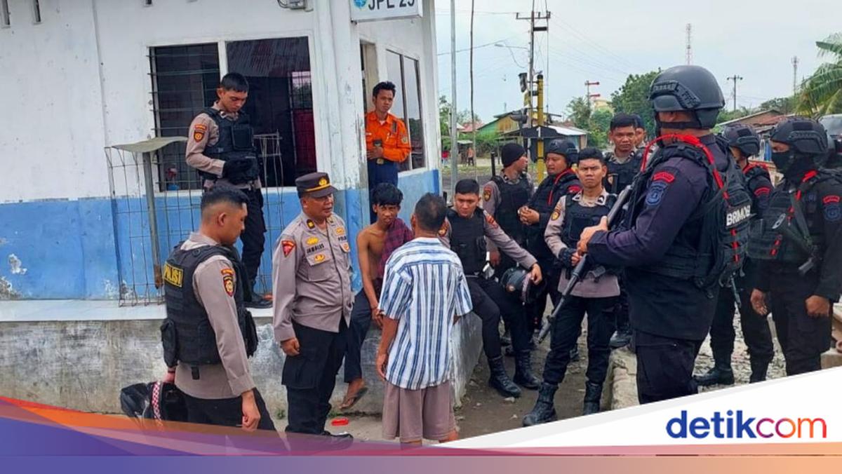 Bawa Laras Panjang, Brimob Patroli Cegah Gangguan Keamanan di Belawan