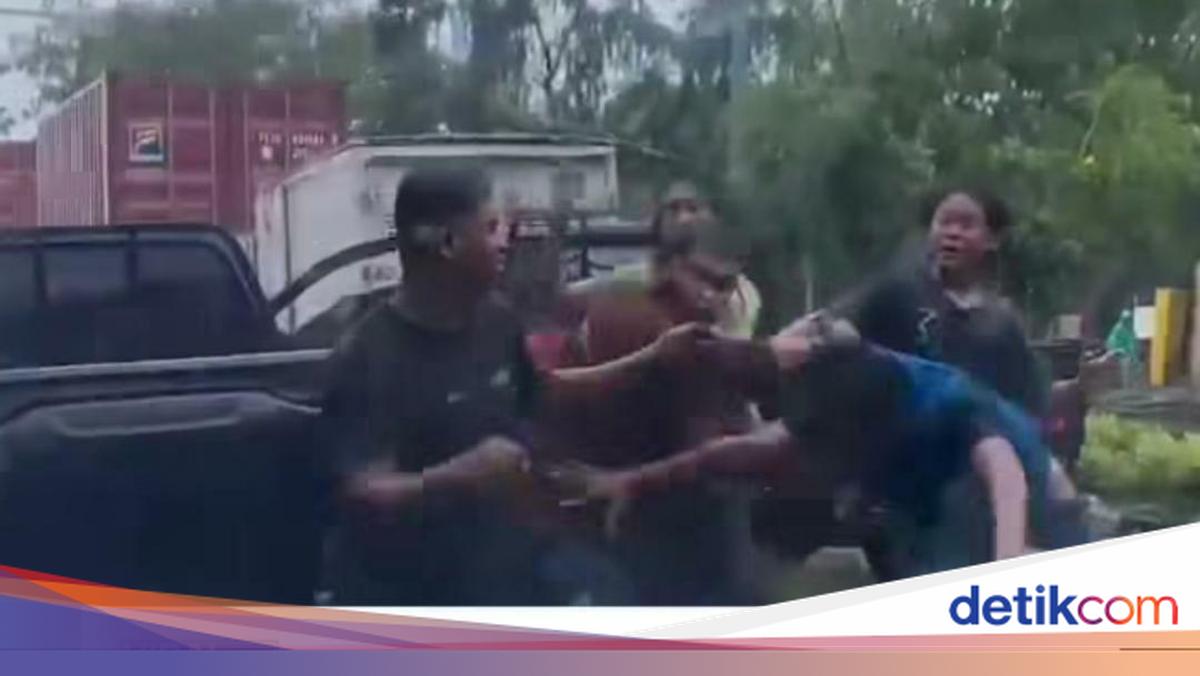 Fakta-fakta Baku Hantam Pemobil Vs Tukang Semprot Kaca di Surabaya