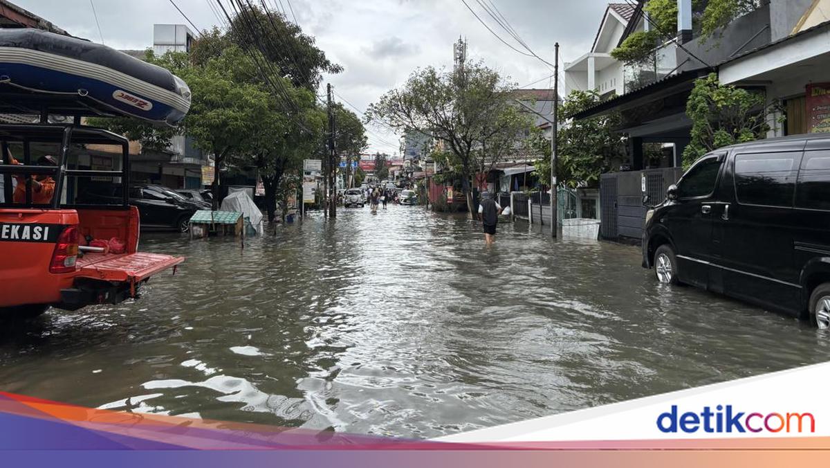 Banjir di Harapan Baru 2 Bekasi, Petugas BPBD Pakai Perahu Karet Bantu ...