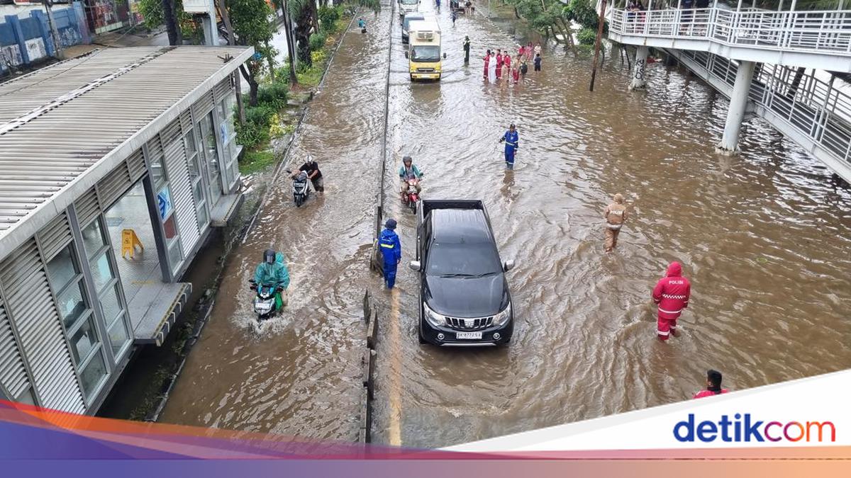 Jalan Daan Mogot Jakbar Masih Banjir, Lalin Macet Parah
