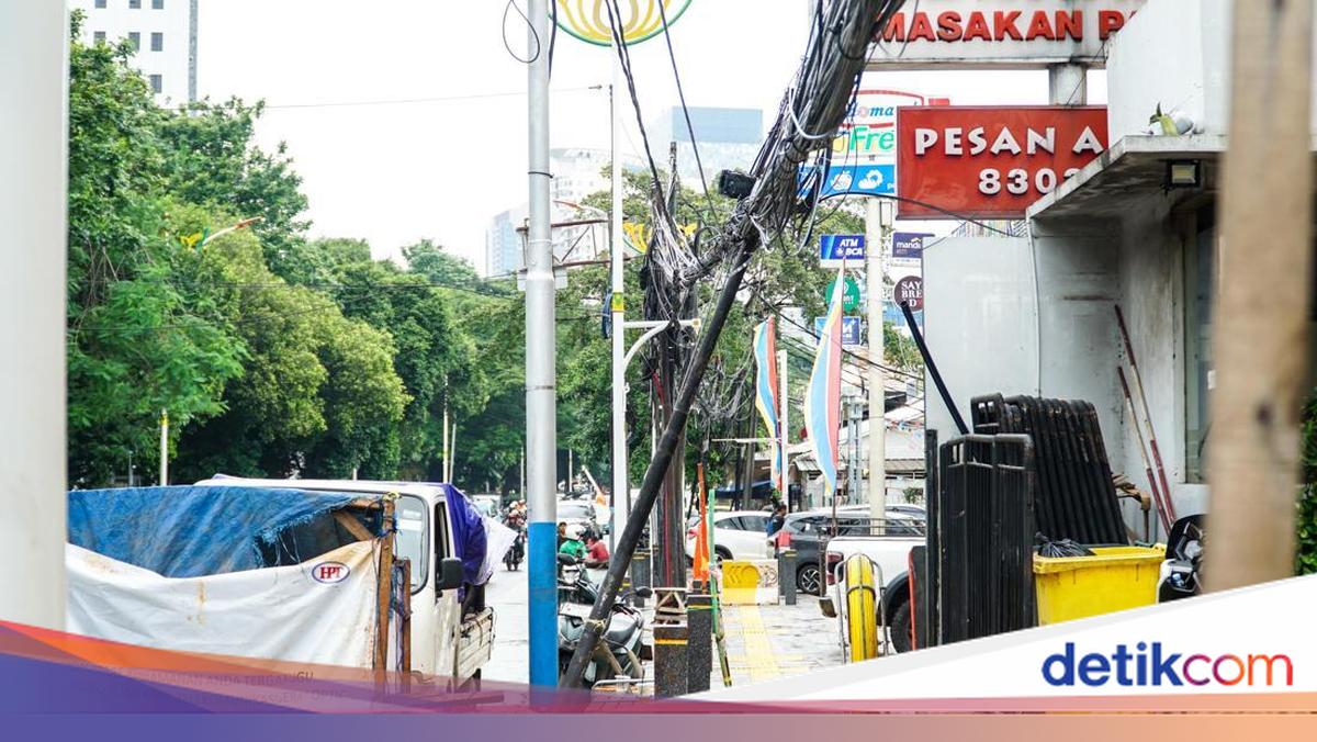 Kabel Utilitas Semrawut Ancam Keselamatan di Tebet