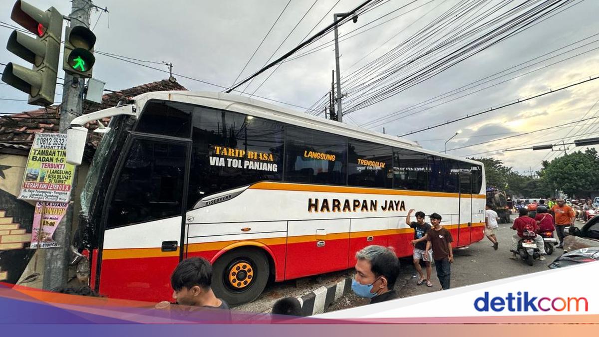 Bus Harapan Jaya Tabrak Mobil-Rumah di Kota Kediri Terobos Lampu Merah