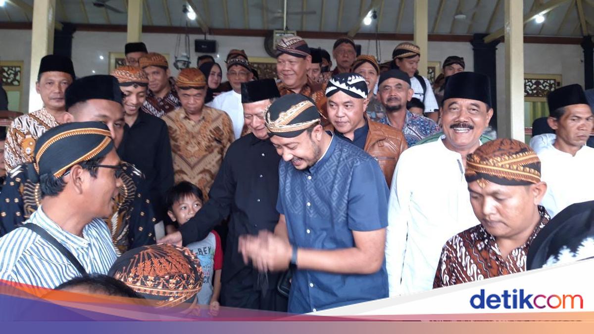 PB XIV Mangkubumi Salat Jumat di Masjid Cipto Mulyo Pengging