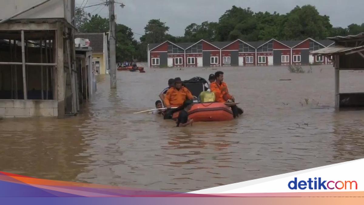Air Setinggi Dada, Aktivitas Warga Ciasem Masih Lumpuh Akibat Banjir