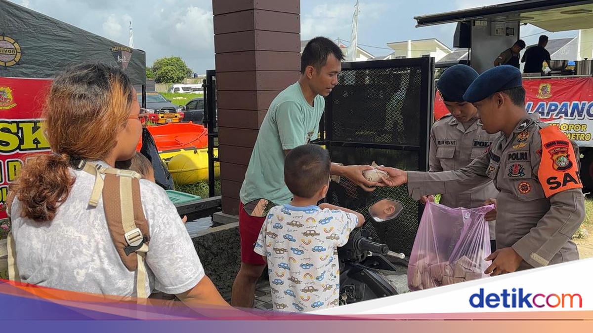 Brimob Polda Metro Salurkan Bantuan Makanan untuk Korban Banjir Bekasi