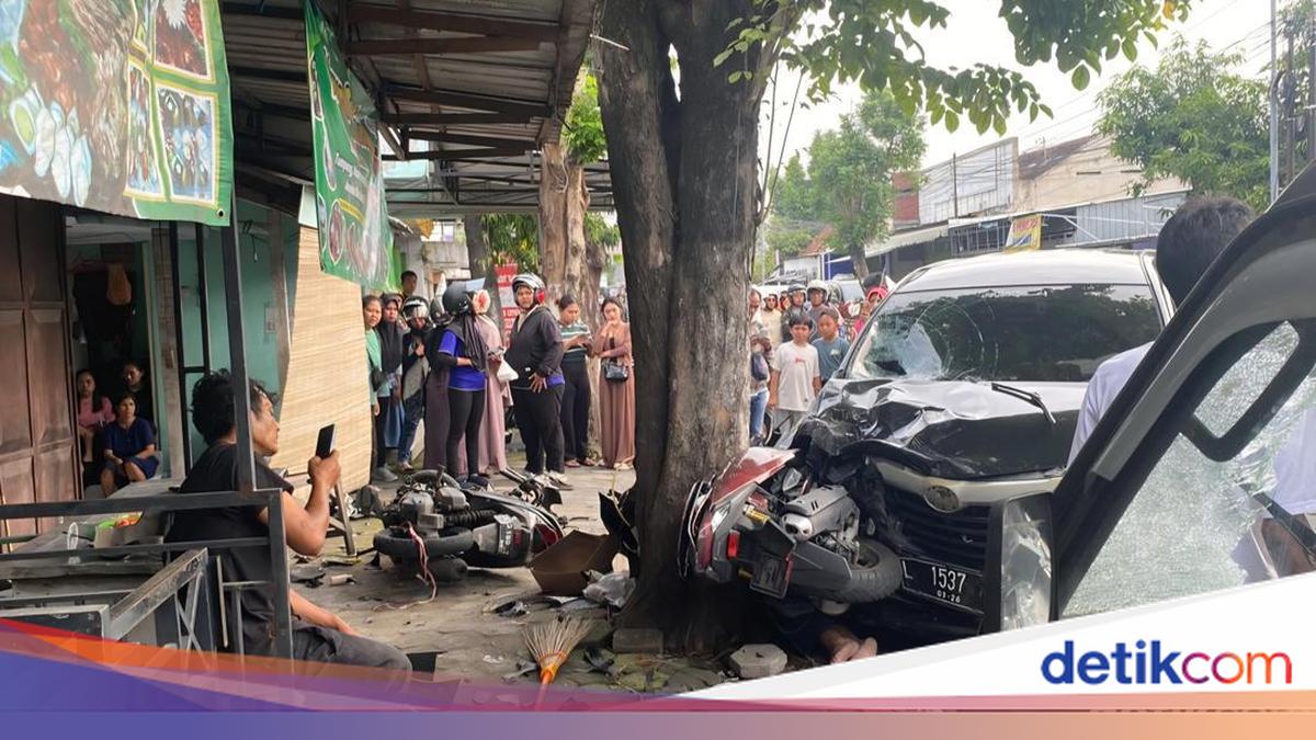 Avanza Tabrak 7 Motor di Jombang, Terhenti Usai Tabrak Pohon