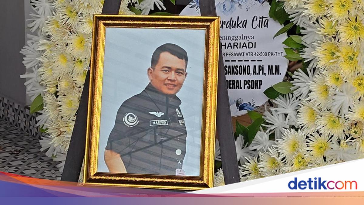 Isak Tangis Pecah Saat Jenazah Hariadi Kru ATR 42-500 Tiba di Rumah Duka