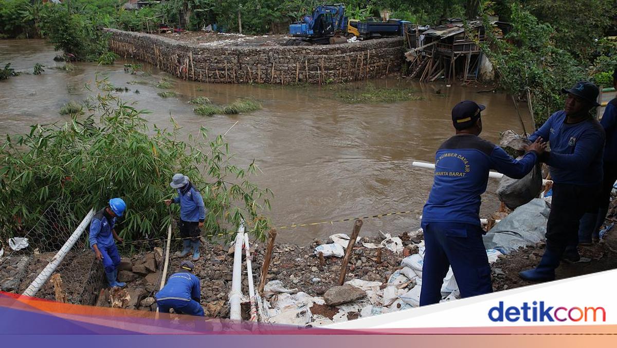Antisipasi Longsor, Turap Bronjong Dibangun di Kali Angke
