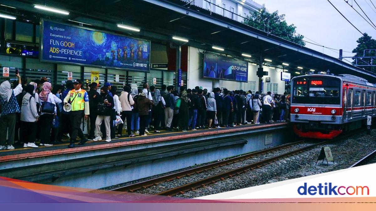 Peron KRL Cawang Mengular, Penumpang Jurusan Bogor Membludak