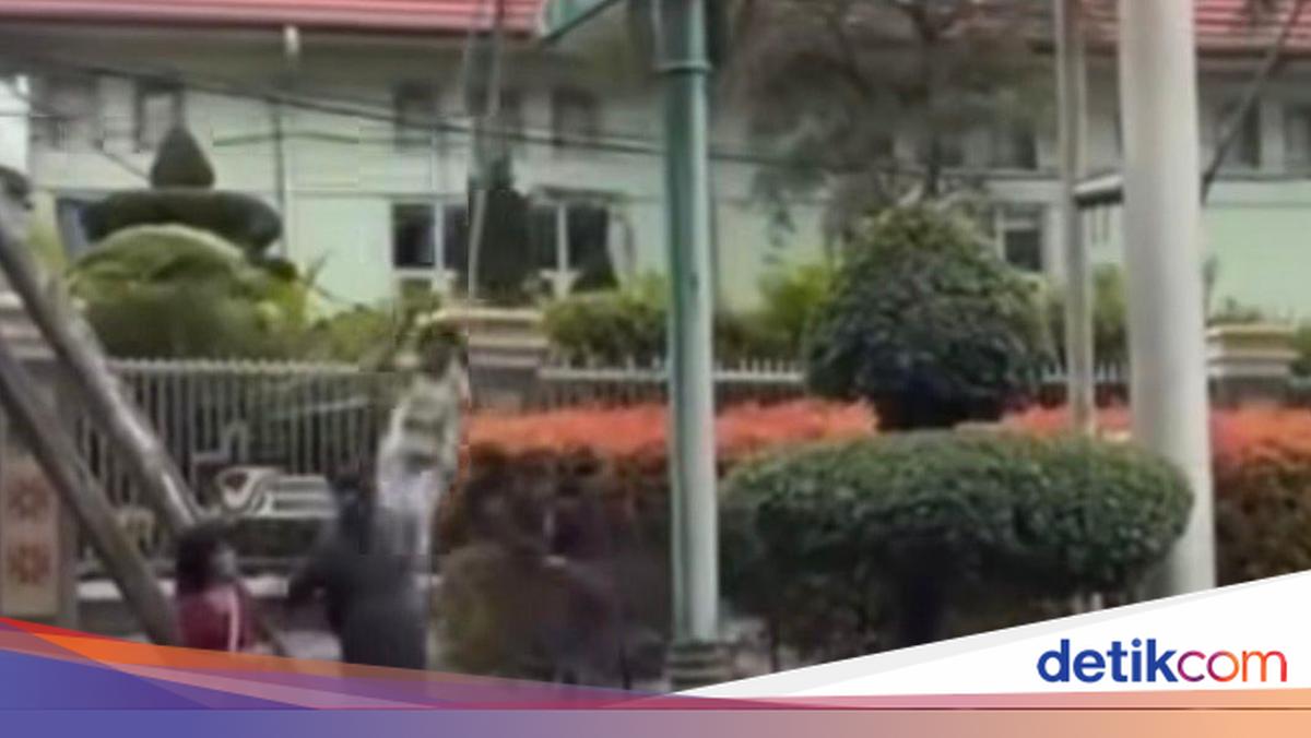 Viral Remaja Bergelantungan di Bekas Reklame Simpang Charitas Palembang