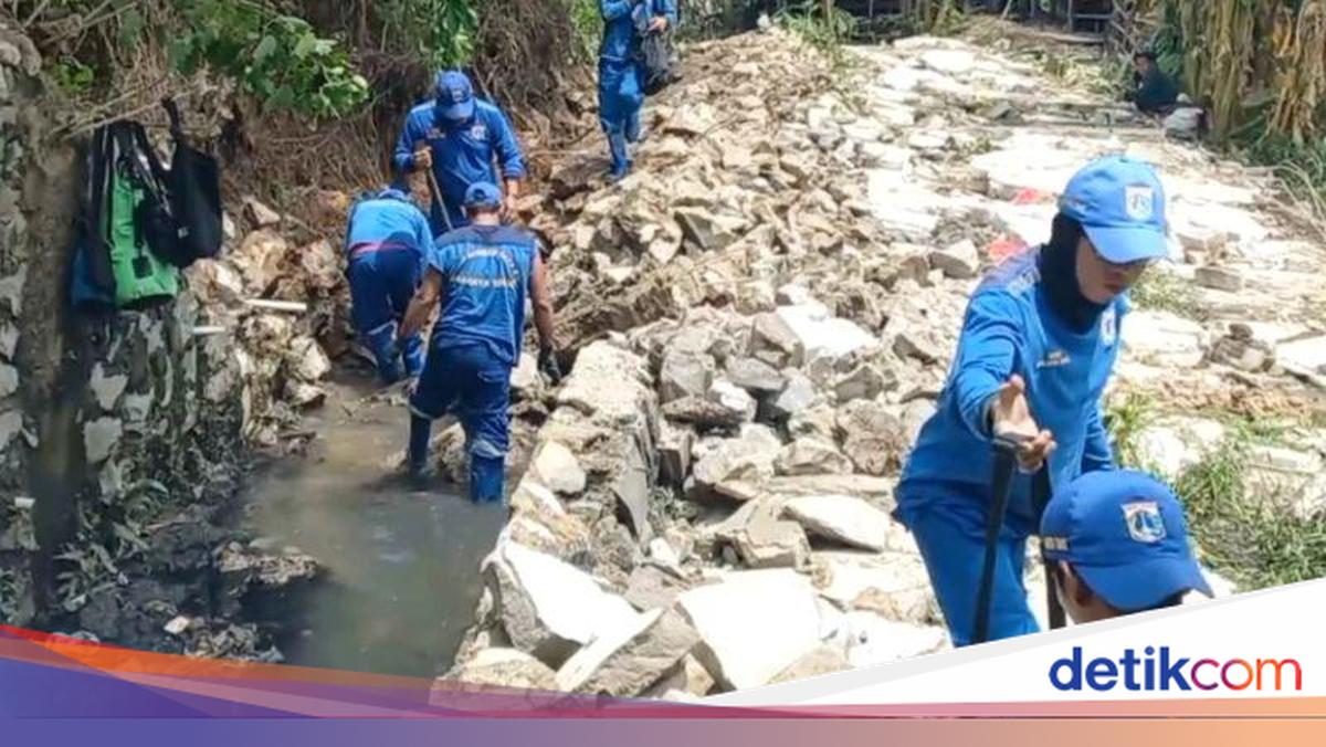 Tembok Pembatas 30 Meter di Cakung Jaktim Ambruk