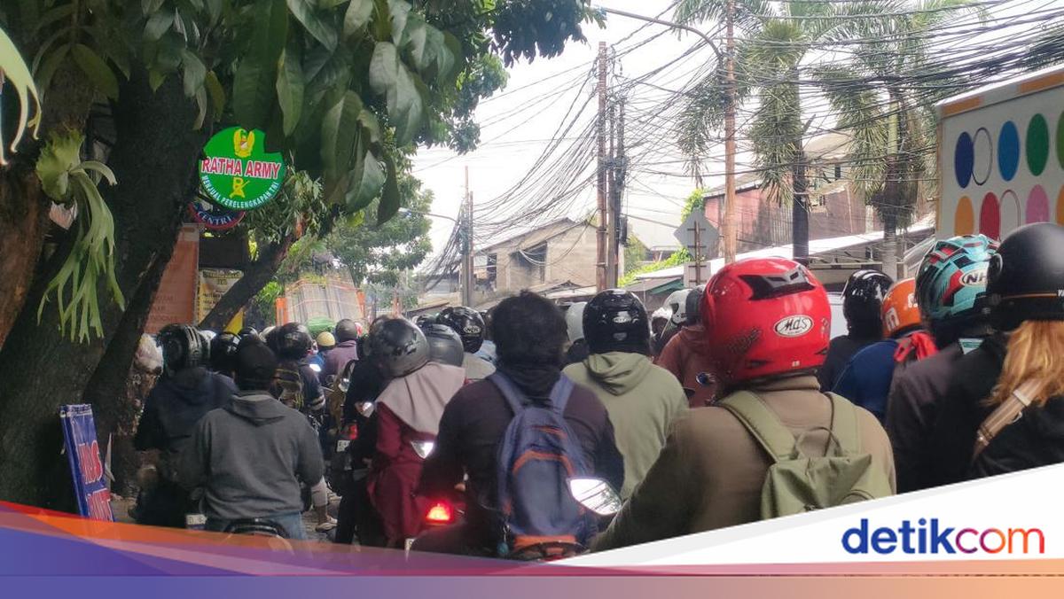 Truk Angkut Besi Nyangkut di Pohon, Lalin Jalan Raya Condet Macet Parah