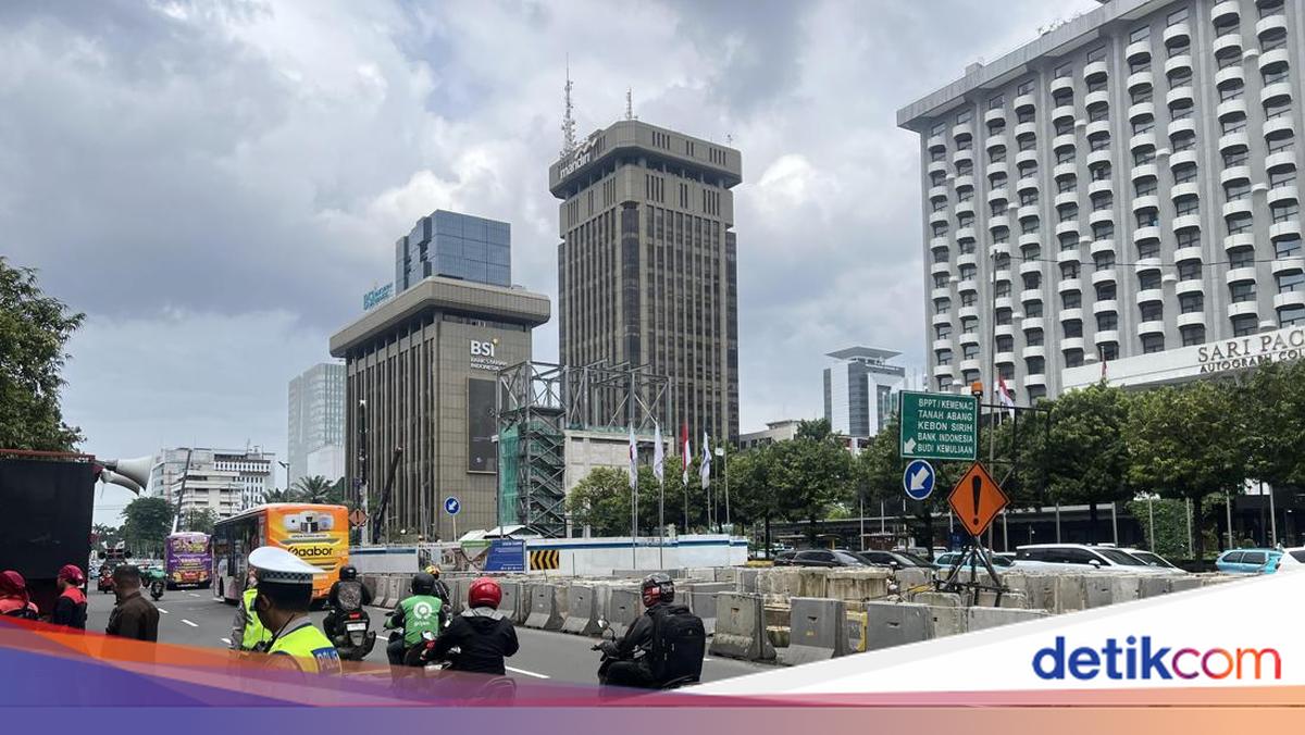 Massa Demo Buruh di Kantor PBB Jakpus Bubar, Lalin MH Thamrin Kembali ...