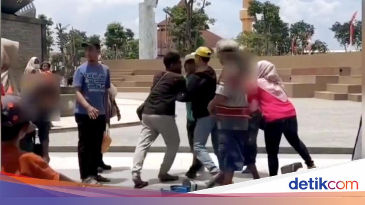 Gempar 2 Emak-emak Pedagang Mainan Anak Tengkar di Alun-alun Sidoarjo