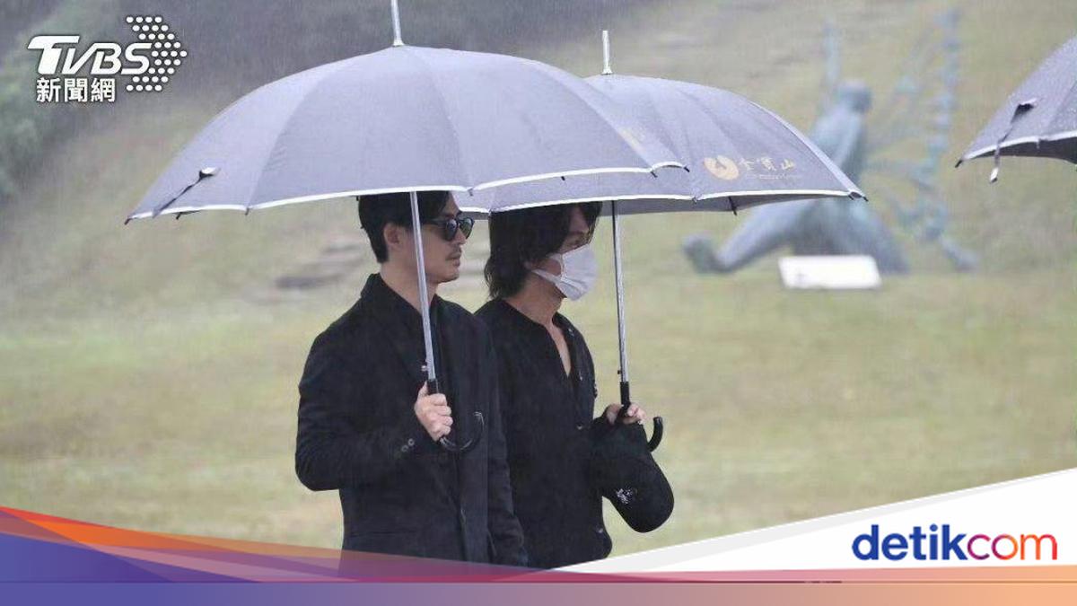 Momen Jerry Yan & Vic Chou Kunjungi Makam Barbie Hsu Setahun Setelah ...