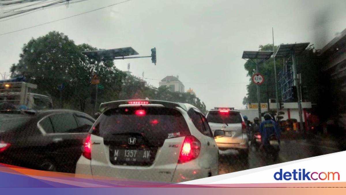 Macet di Surabaya gegara Traffic Light Jalan Pahlawan-Veteran Padam