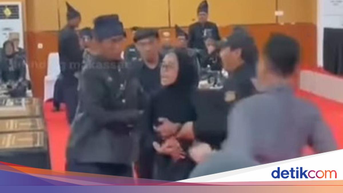 Massa Terobos Rapat Paripurna HUT ke-66 Bulukumba Tolak Proyek BPIC