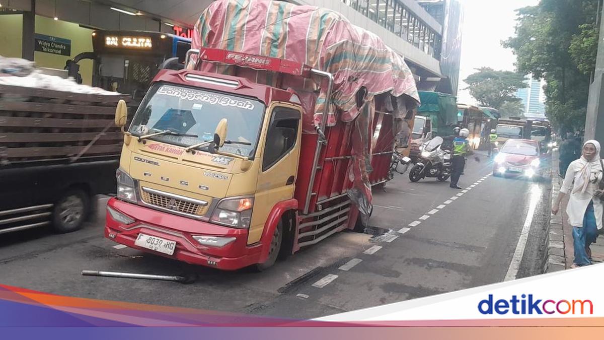 Truk Mogok di Depan Halte Widya Chandra, Sejumlah Bus TransJ Alihkan Rute