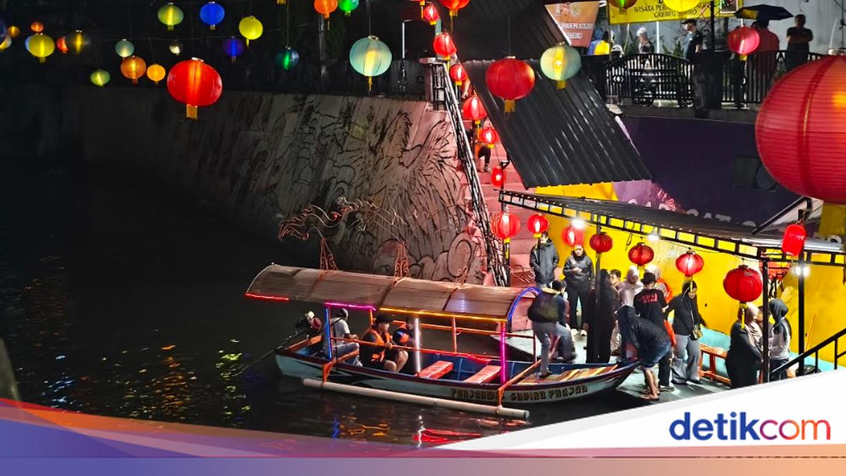 Syahdu Naik Perahu Menikmati Kali Pepe Berhias Lampion