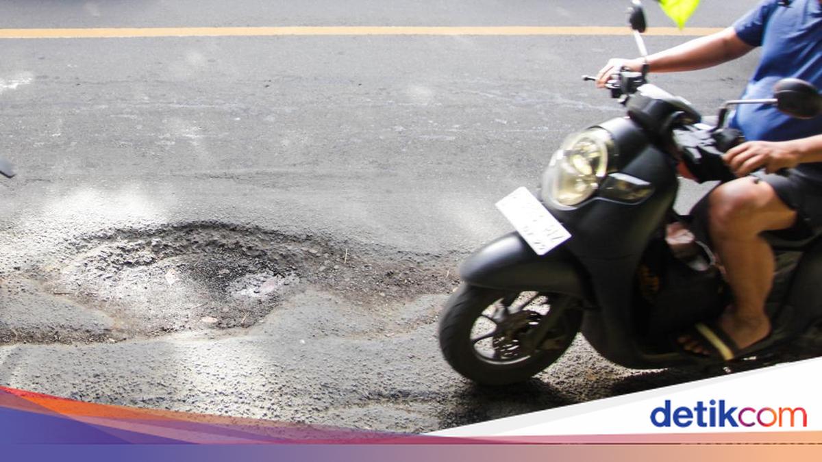 Lubang Menganga di Jalan Sawangan, Pengendara Terancam
