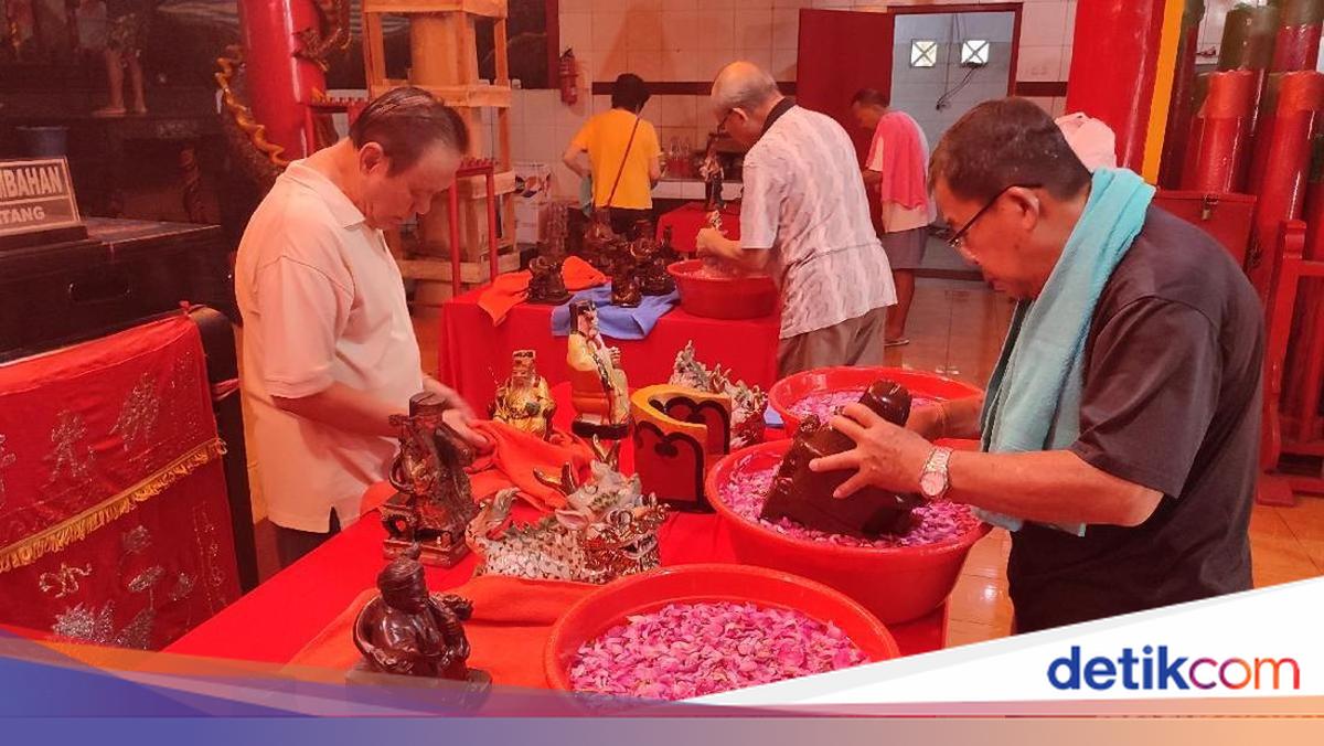 Tradisi Kimsin Warnai Persiapan Imlek di Kelenteng Hok Tek Bio Ciamis