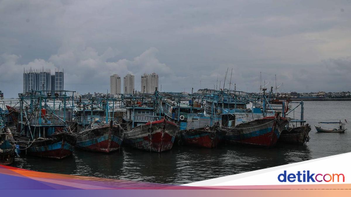 Kapal Nelayan Mangkrak Penuhi Dermaga Muara Angke