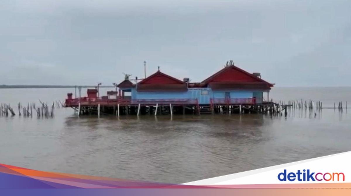 Memanjatkan Doa dari Kelenteng Bersejarah di Tengah Laut Kubu Raya