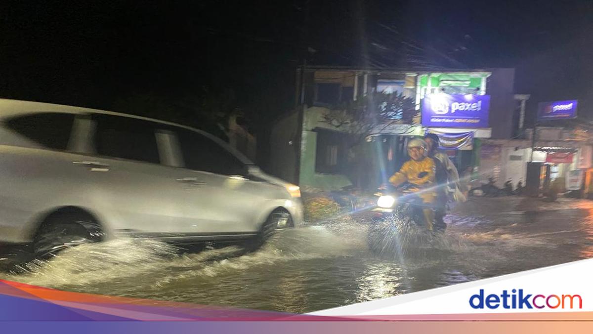 Hujan Seharian, Jalanan Kota di Jember Banjir