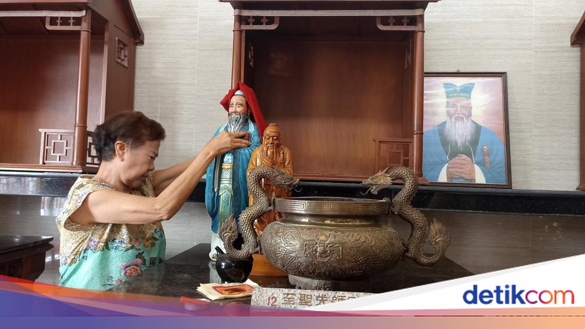 Patung Dewa di Klenteng Poo An Kiong Blitar Dimandikan Jelang Imlek