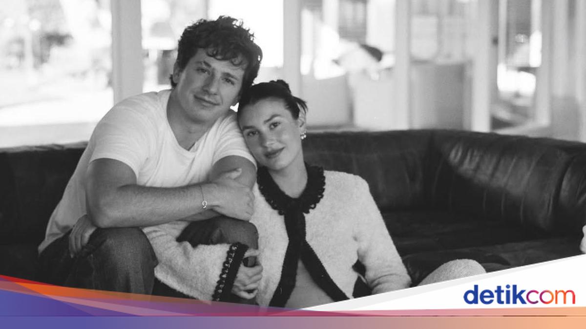 Potret Istri Charlie Puth, Brooke Sansone Perlihatkan Baby Bump