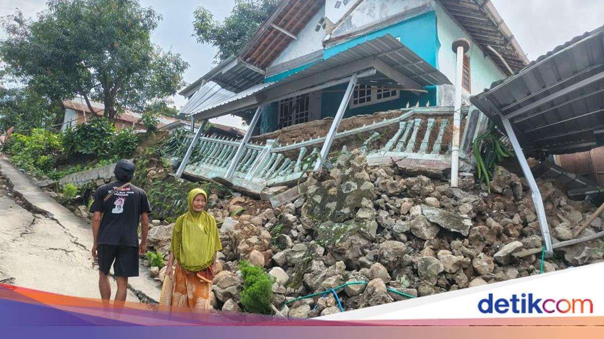 Penampakan Rumah-rumah Roboh Imbas Tanah Gerak