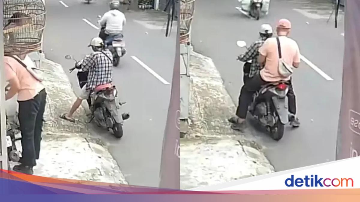 Viral 2 Pria Diduga Tempel Stiker QR Code, Disebut Mengarah ke Situs Judol