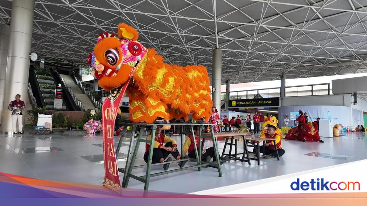 Barongsai dan Naga Liong Meriahkan Perayaan Imlek di Bandara Juanda