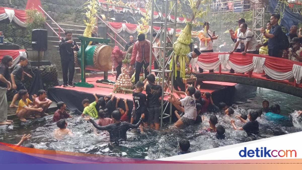 Seru! Sebar Udik-udik Tandai Tradisi Padusan di Umbul Cokro Klaten