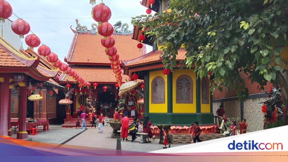 Ribuan Umat Sembahyang Imlek di Kongco Bio Vihara Dharma Cattra Tabanan