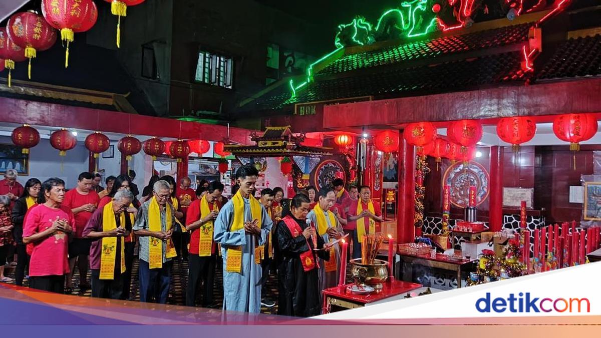 Suasana Khidmat Malam Perayaan Imlek di Kelenteng Hok Tek Bio Ciamis