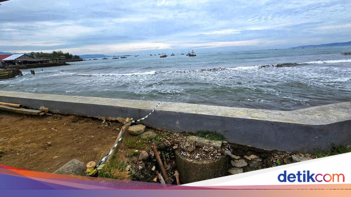 Jabar Hari Ini: Aksi Tak Terduga Pria Bertato di Tepi Laut Sukabumi