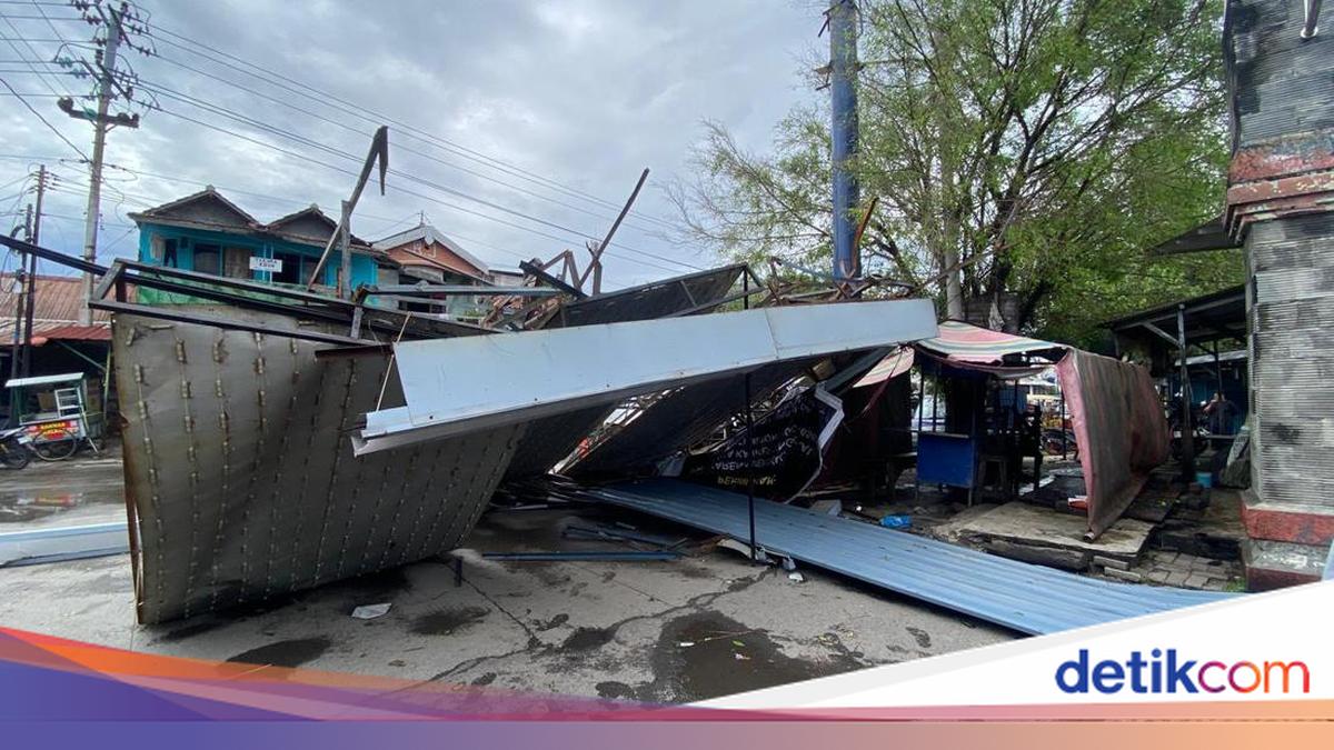 Baliho Jumbo di Tanjungmas Semarang Roboh Timpa Becak-Angkringan