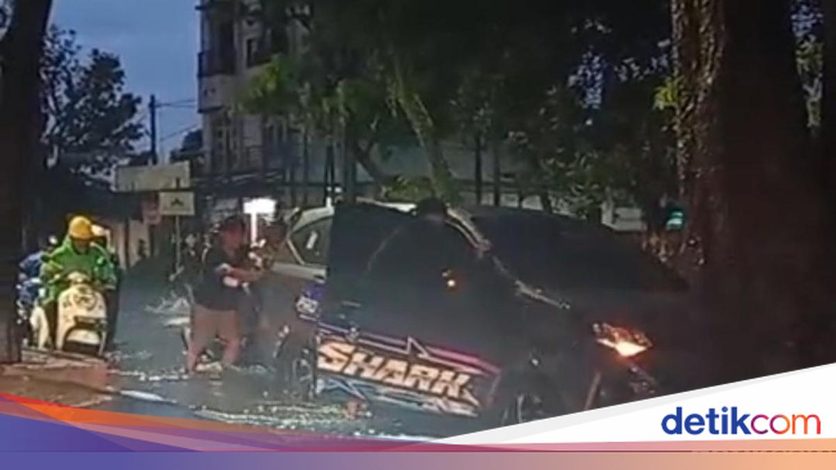 Jalan Asrama Medan Macet Parah Akibat Terendam Banjir