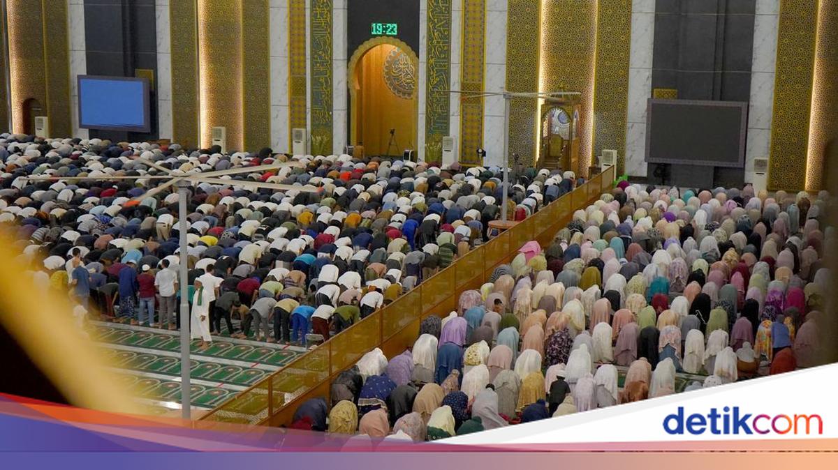 Perbedaan Sholat Tarawih 11 dan 23 Rakaat