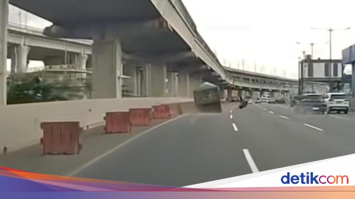 Kelebihan Muatan, Ban Truk Copot Lalu Mental Timpa Mobil di Tol Japek