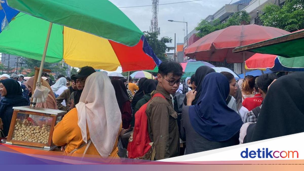 Serunya Berdesakan di Karang Menjangan Surabaya Berburu Takjil Aneka Rupa