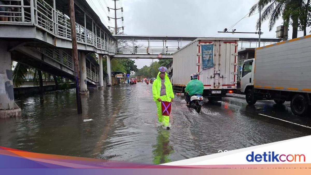 Hujan Sejak Dini Hari, Jalan Daan Mogot Jakbar Tergenang 10 Cm