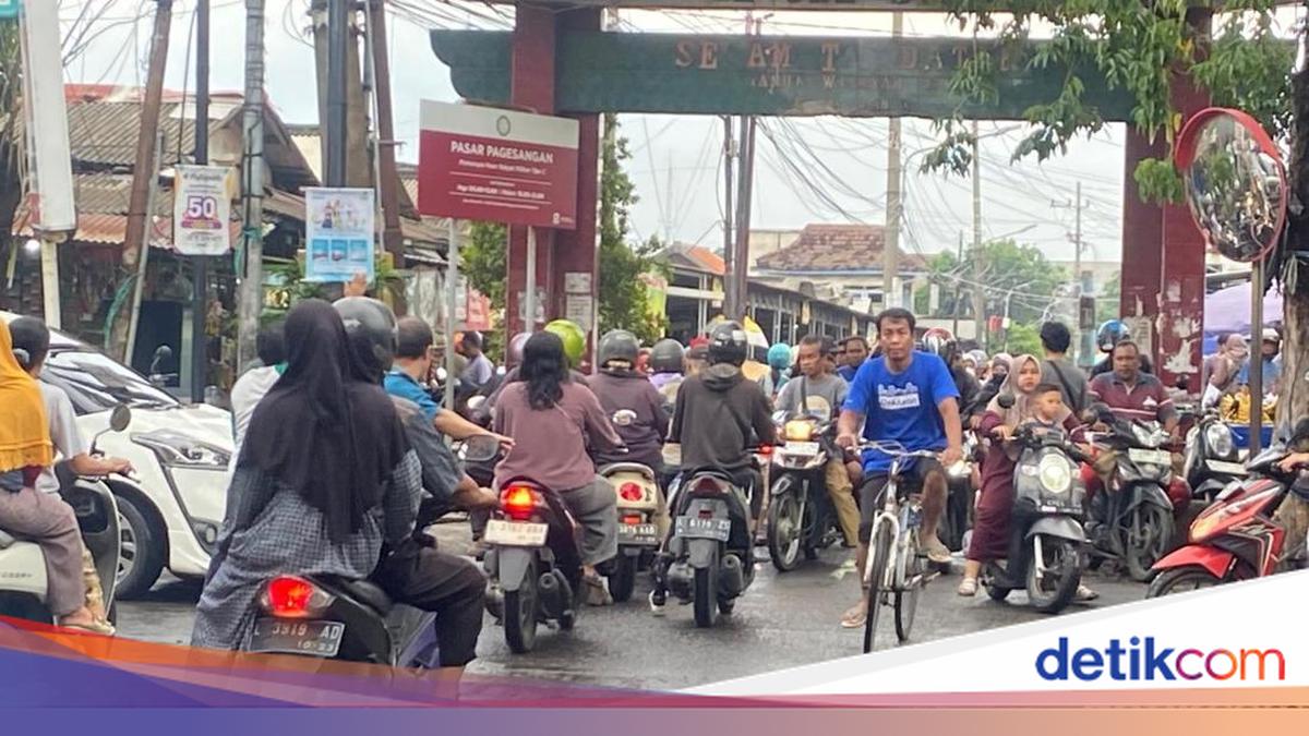 Semrawutnya Jalan Simpang Empat Pagesangan Surabaya